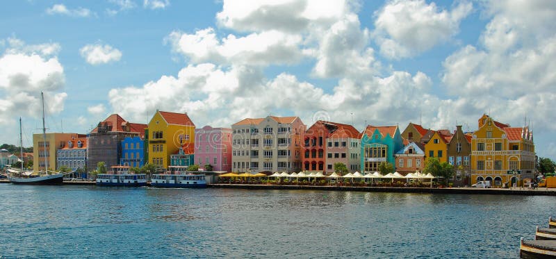 Gekleurde huizen curacao stock foto. Image of europees - 46145676