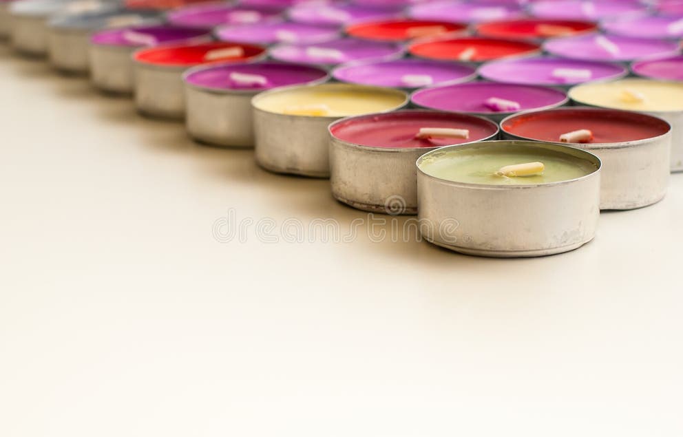 Gekleurde Theekaarsen in Driehoeksvorm Op Wit Bureau, Front View Stock ...