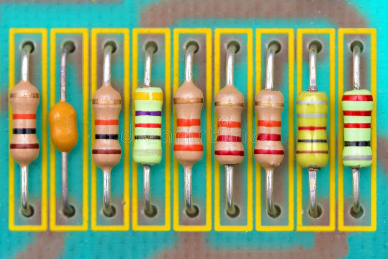 Een Reeks Weerstanden En Gekleurde LEIDENE Dioden Op Een Witte ...