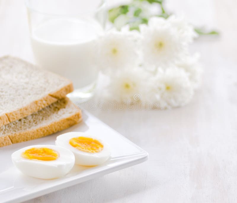 Gekochte Eier, Toast Und Glas Milch Stockfoto - Bild von blume, protein ...
