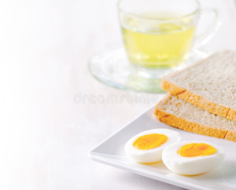Gekochte Eier, Toast Und Tasse Tee Stockbild - Bild von frische, gesund ...