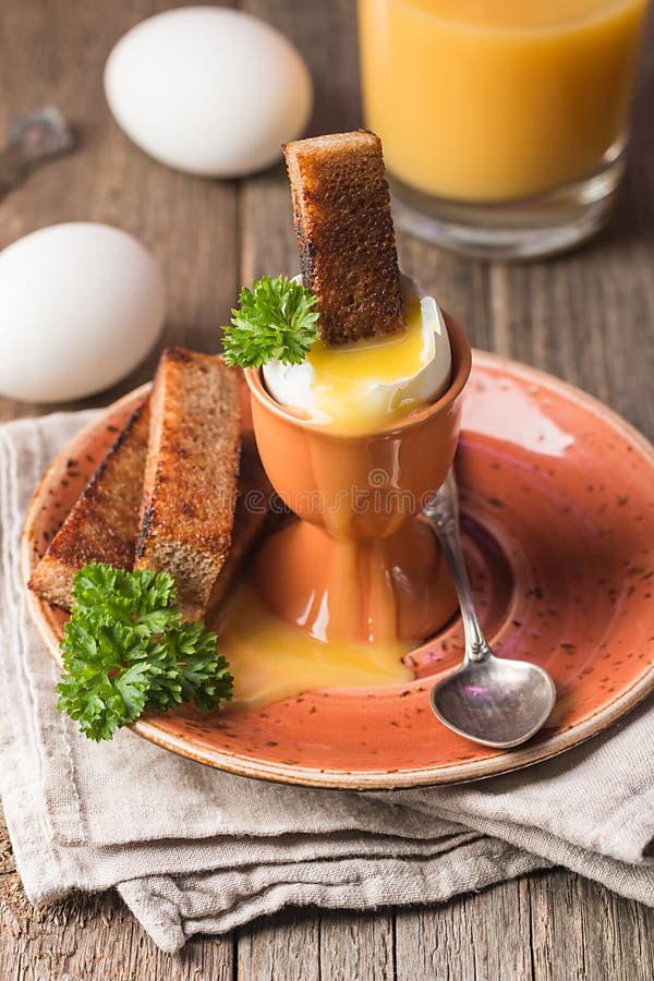 Gekochte Eier Und Knusperige Toast Stockbild - Bild von diät ...