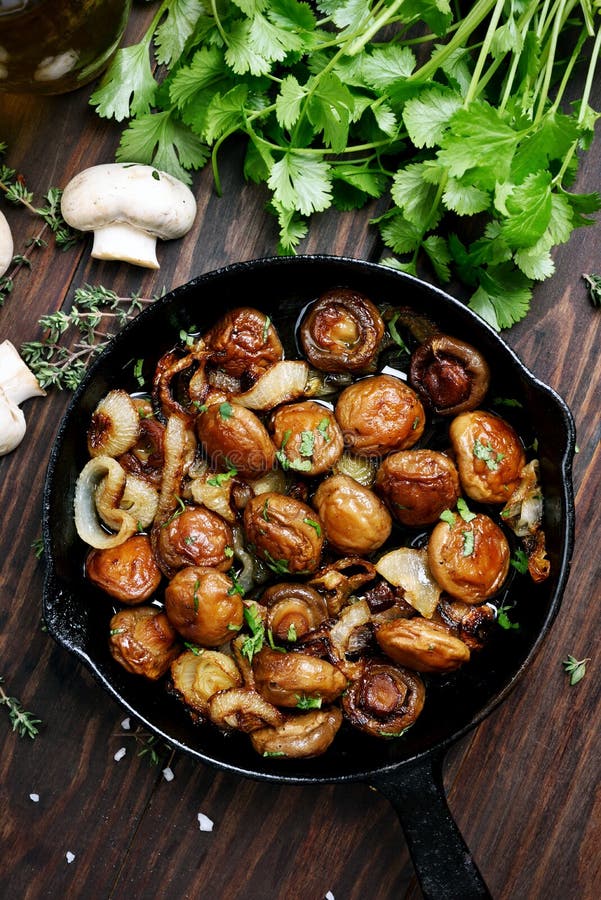 Gekochte Gebratene Pilze Auf Platte Stockfoto - Bild von braun ...
