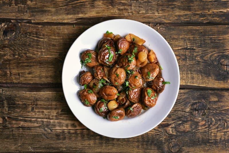 Gekochte Gebratene Pilze Auf Platte Stockfoto - Bild von braun ...