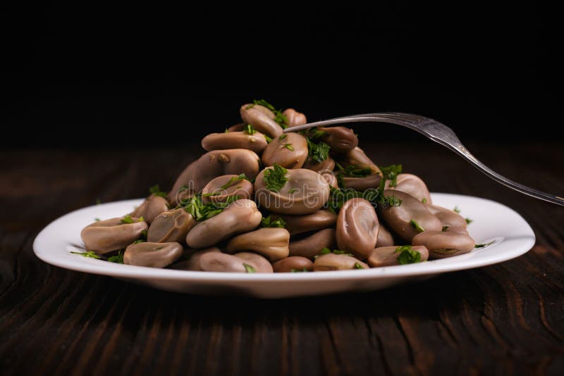 Gekochte Puffbohnen Auf Einem Rustikalen Hintergrund Stockfoto - Bild ...