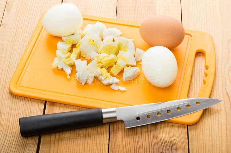 Gekochte Volle Eier Und Gehacktes Ei, Messer Auf Plastikbrett Stockbild ...