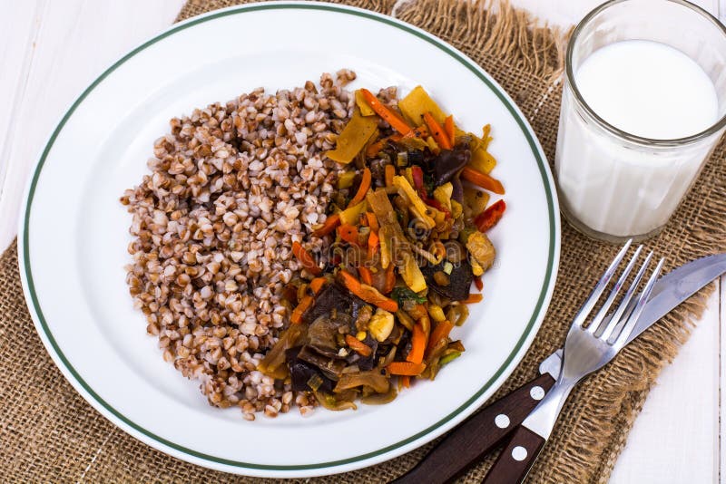 Gekookt Boekweit Met Gestoofde Groenten Stock Afbeelding - Image of ...