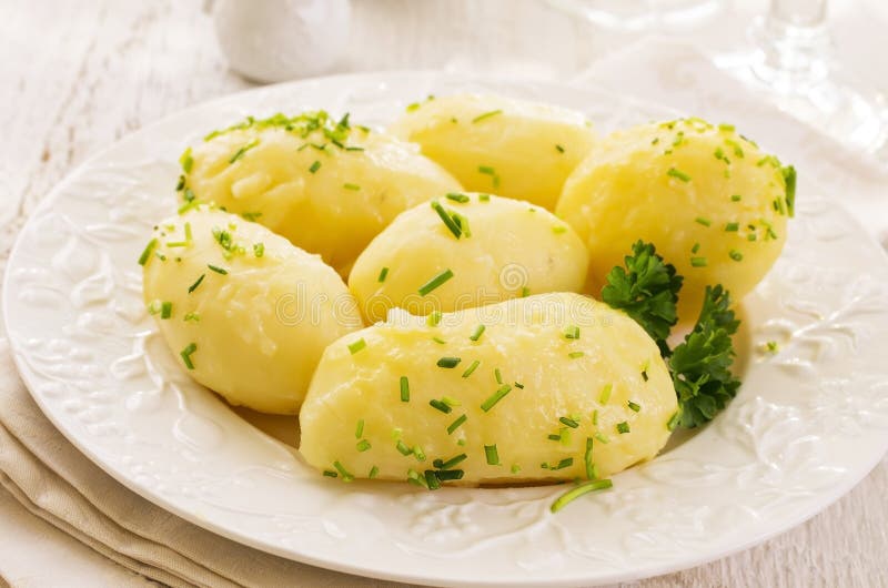 Gekookte aardappels stock afbeelding. Image of bieslook - 38907285