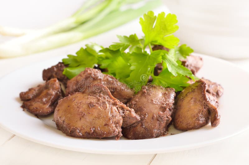 Gekookte Kippenlever Met Groene Ui Stock Afbeelding - Image of maaltijd ...