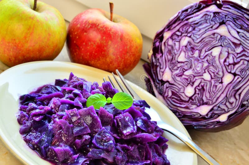 Gekookte rode kool stock afbeelding. Image of niemand - 17477865