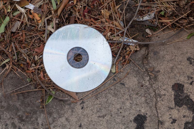 Gekraste En Vuile CD in De Goot Stock Foto - Image of stokken, gekrast ...