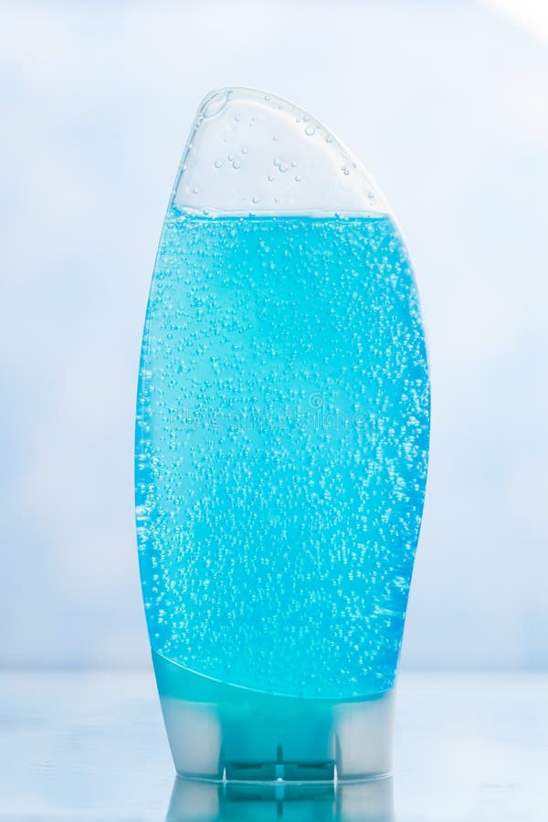 Botella Azul Del Gel De La Ducha Aislada En El Fondo Blanco Foto de ...