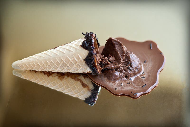 Gelado derretido imagem de stock. Imagem de cone, delicioso - 44460541