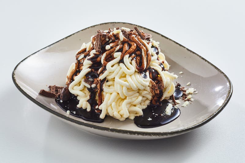 Gelado Dos Espaguetes Com Cobertura Do Chocolate Imagem de Stock ... Gelado Dos Espaguetes Com Cobertura Do Chocolate Imagem de Stock ...