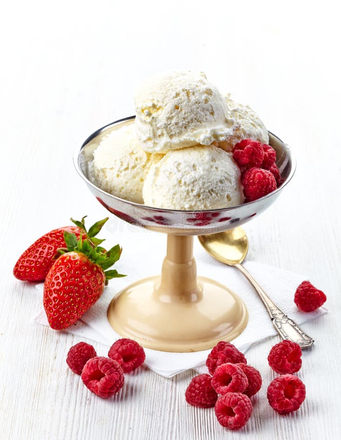 Gelato immagine stock. Immagine di bianco, crema, isolato - 17051969