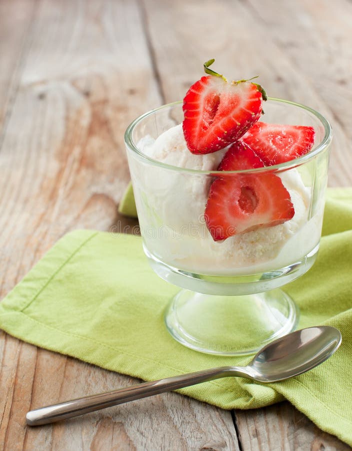 Gelato Alla Vaniglia Con Fragole Immagine Stock - Immagine di fresco ...