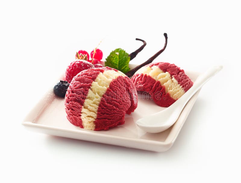 Gelato Decorativo Della Vaniglia E Della Bacca Immagine Stock ...