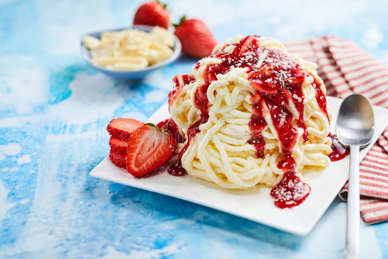 Gelato Degli Spaghetti Con La Salsa Dolce Della Fragola Fotografia ...