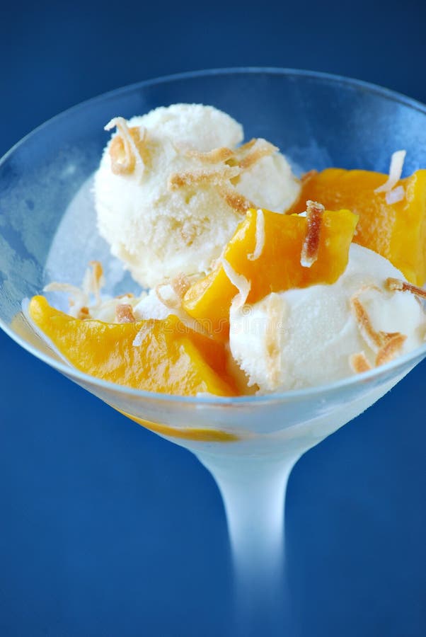 Helado de coco foto de archivo. Imagen de rico, postre - 3035284