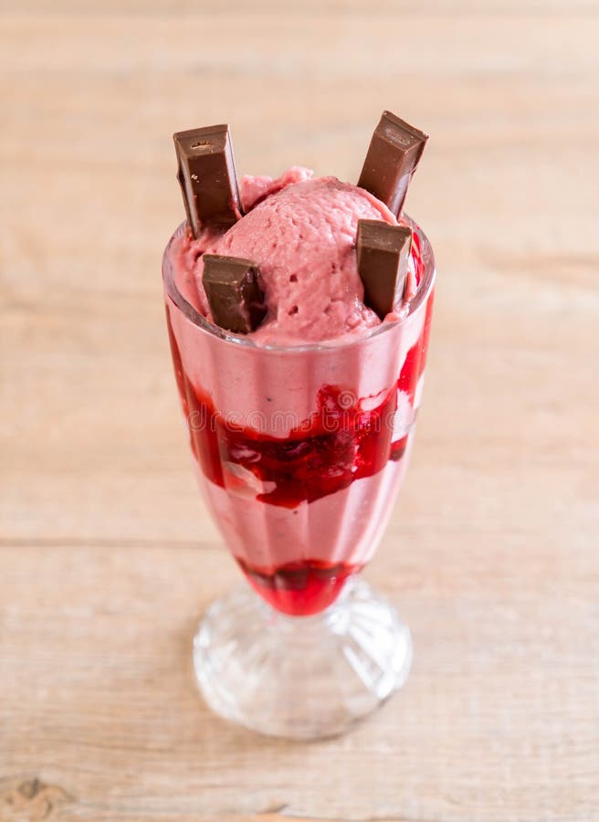 Coppa gelato della fragola immagine stock. Immagine di bianco - 90494367