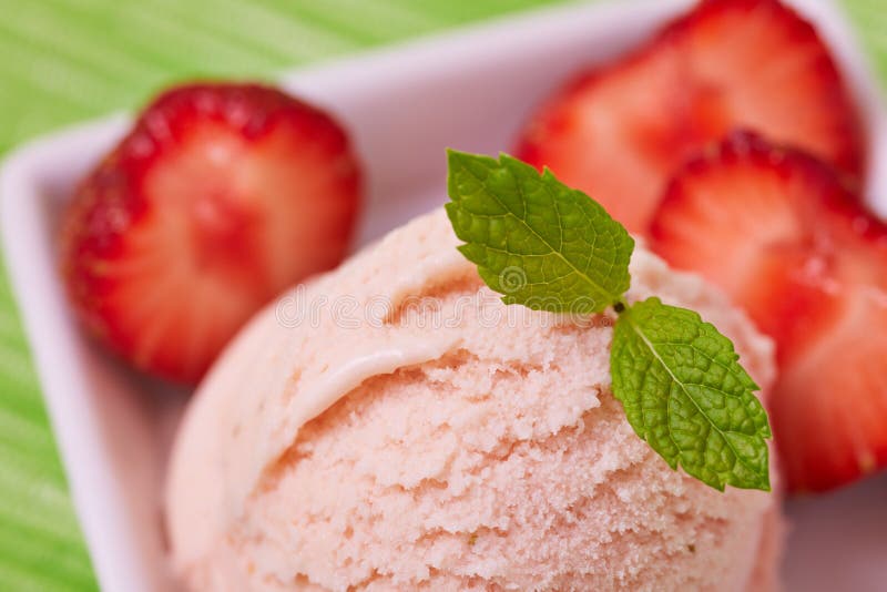 Gelato Alla Fragola Con Fresco Fotografia Stock - Immagine di casalingo ...