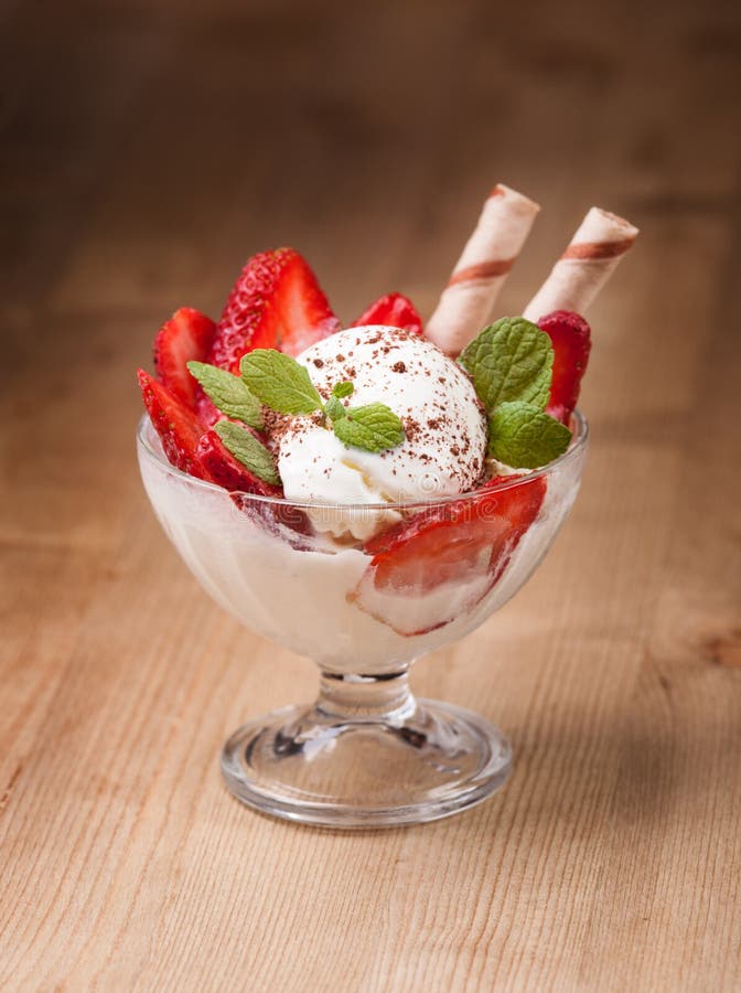 Gelato E Fragole Sulla Tavola Immagine Stock - Immagine di fresco ...