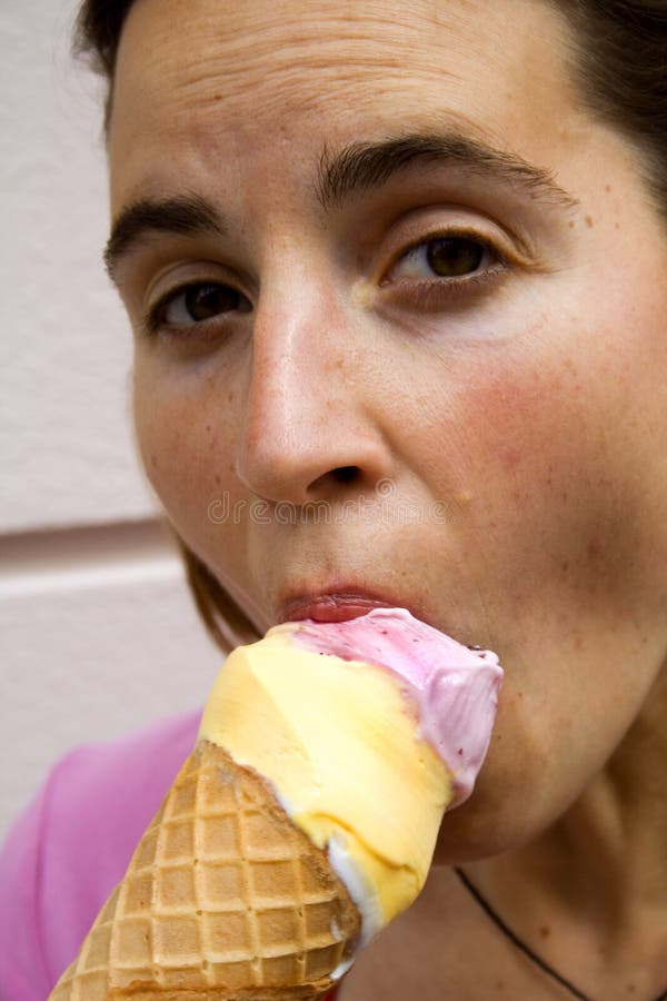 Gelato a bocca piena immagine stock. Immagine di signora - 965911