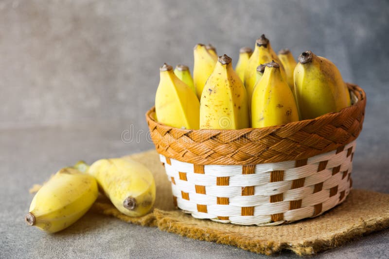 Gelbe Banane im Korb stockbild. Bild von frech, nährstoff - 102493373