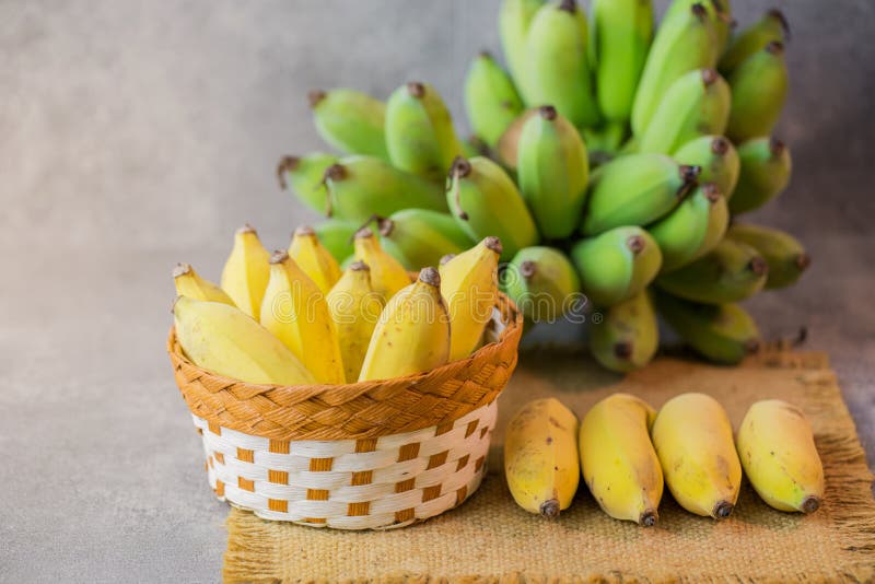 Gelbe Banane im Korb stockbild. Bild von frech, nährstoff - 102493373