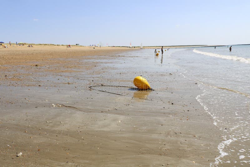 Gelbe Bojen Auf Der Oberfläche Der Ostsee Stockfoto - Bild von ...