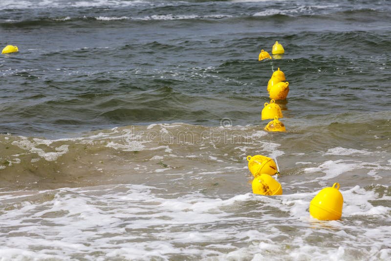 Gelbe Bojen Auf Dem Ostseewasser Stockbild - Bild von polen, meer: 75566891