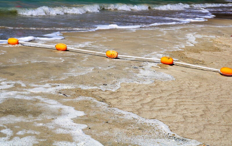 Gelbe Bojen Auf Einem Sandigen Strand Stockbild - Bild von gelb, ozean ...