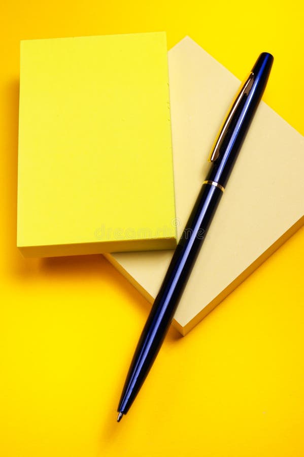 Gelbe klebrige Anmerkung stockfoto. Bild von dokument - 7120874