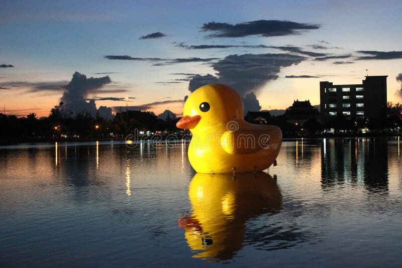 Gelbe Riesige Ente Bei Udon Thani Redaktionelles Foto - Bild von fenn ...