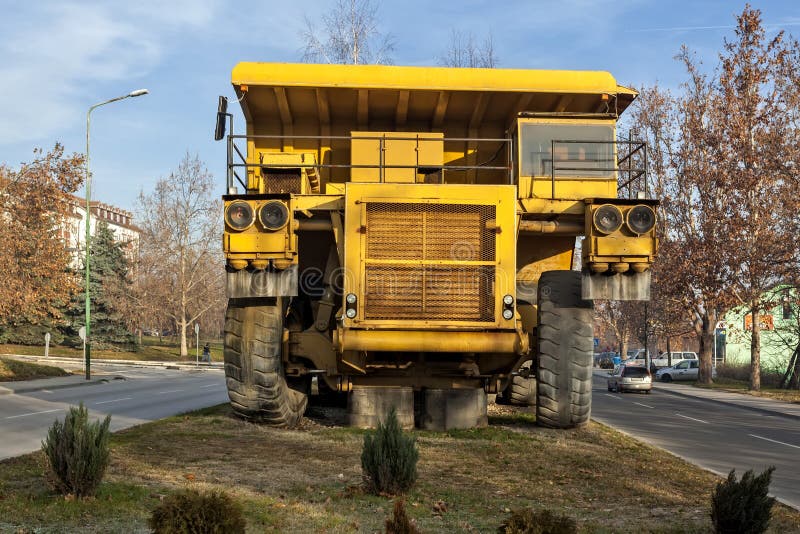 Gelber Kipper-LKW 01 redaktionelles stockfoto. Bild von gelb - 63724513