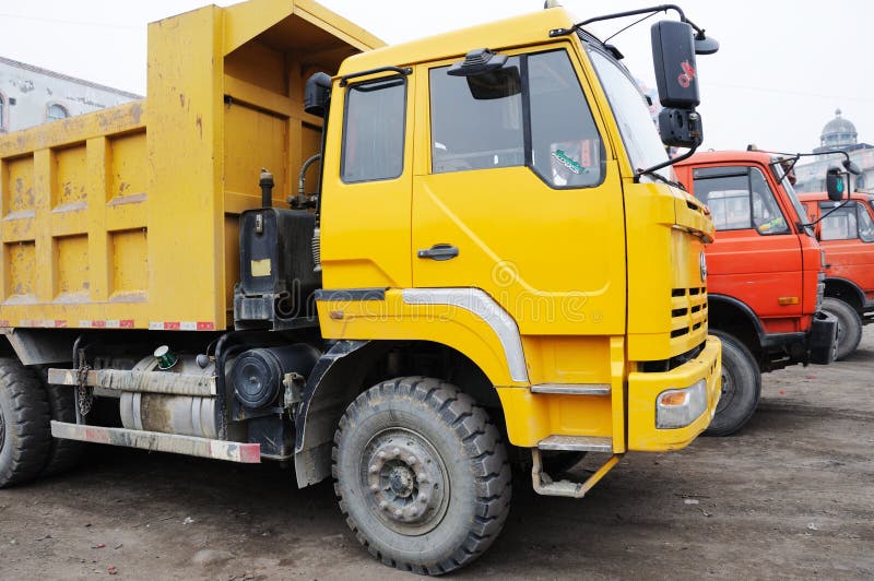 Gelber LKW stockfoto. Bild von transport, schlepper, verschiffen - 17457114