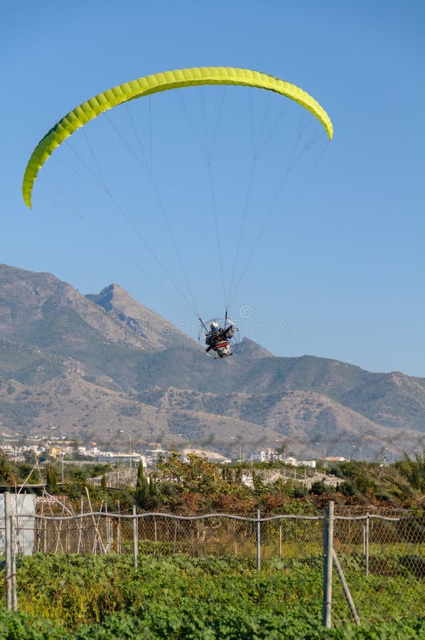 Gelber Motorgetriebener Gleitschirm Stockbild - Bild von luft ...