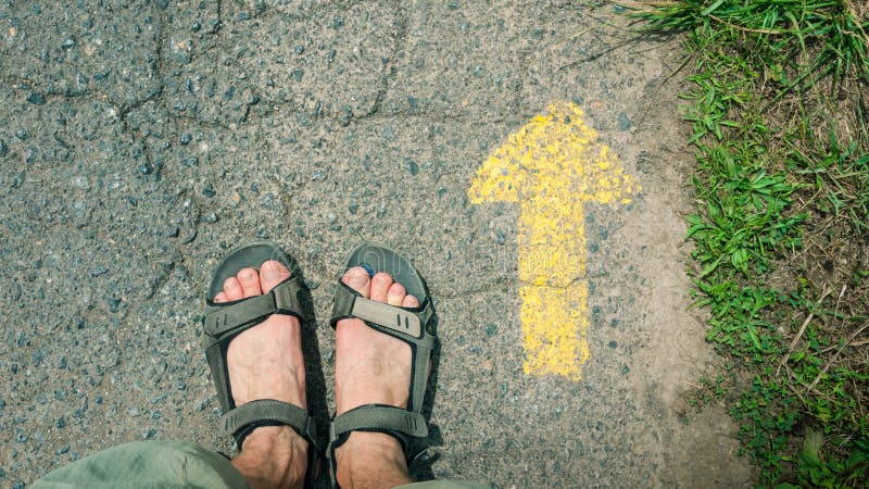 Gelber Pfeil Auf Camino De Santiago Stockfoto - Bild von heiliger ...