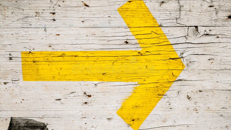 Gelber Pfeil an Camino De Santiago Stockbild - Bild von beschaffenheit ...