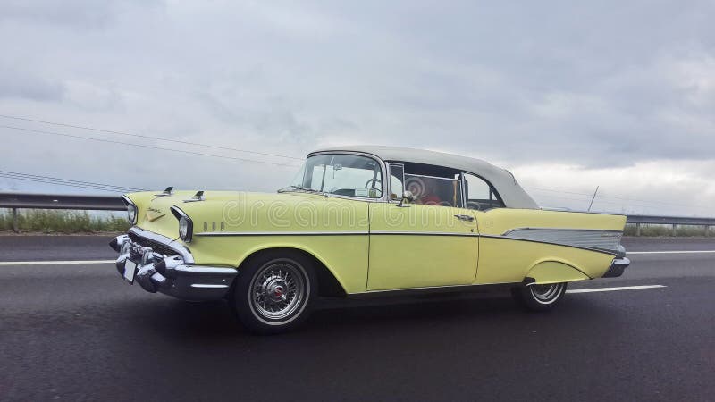 Gelbes altes Auto redaktionelles stockfotografie. Bild von gelb - 60556747