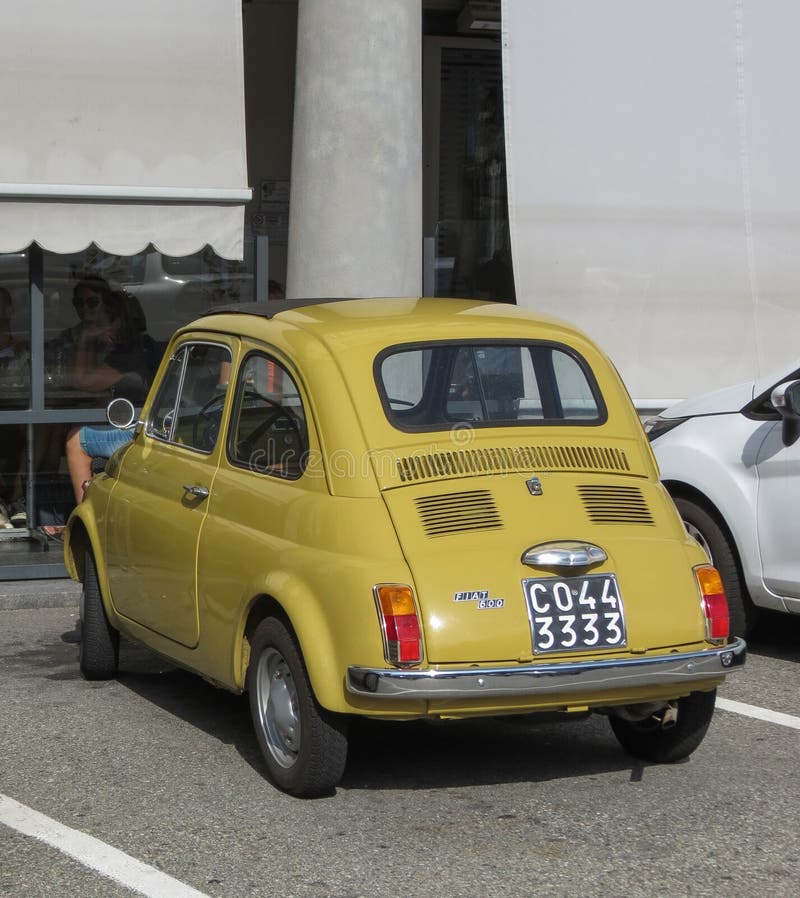 Gelbes Auto Fiats 500 Im Bologna Redaktionelles Foto - Bild von bologna ...