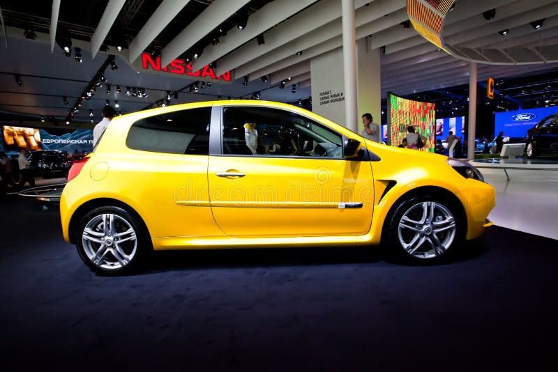 Gelbes Auto Renault Clio redaktionelles stockbild. Bild von ...