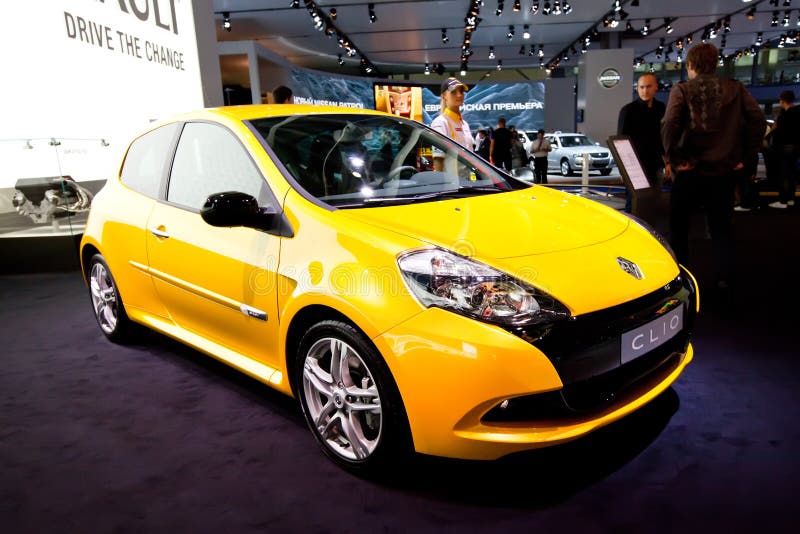 Gelbes Auto Renault Clio redaktionelles stockbild. Bild von ...