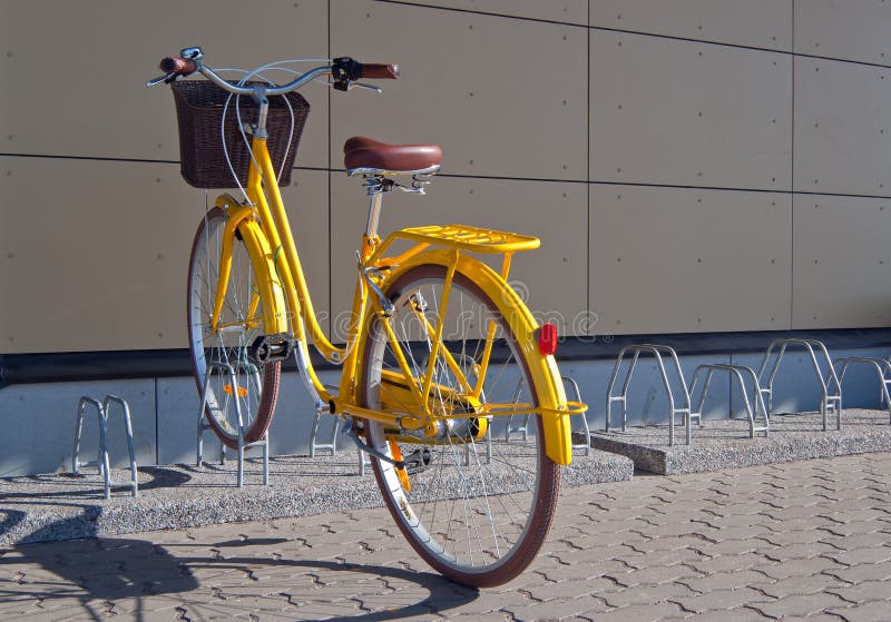 Gelbes Fahrrad stockfoto. Bild von transport, fahrrad - 3071772