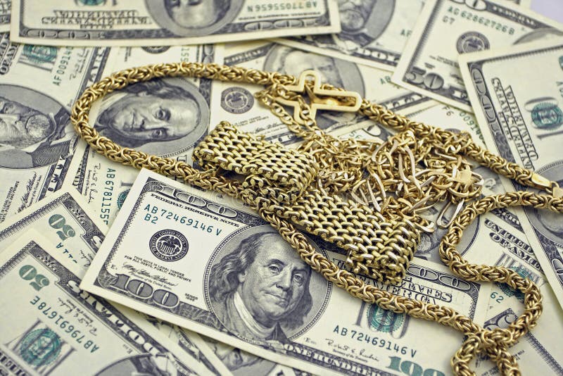 Geld en goud stock afbeelding. Image of mooi, armband - 12586037