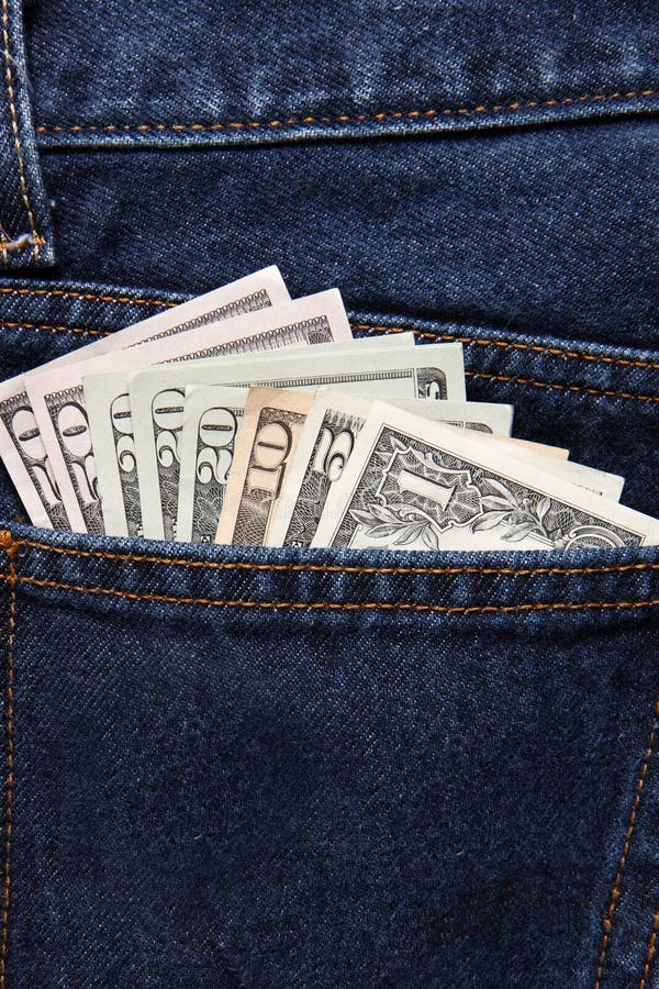 Geld in Ihrer Tasche stockfoto. Bild von geld, denim - 14593816