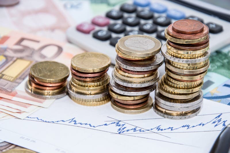 Geld-Stapel auf Rechnungen stockfoto. Bild von gewinn - 27741134