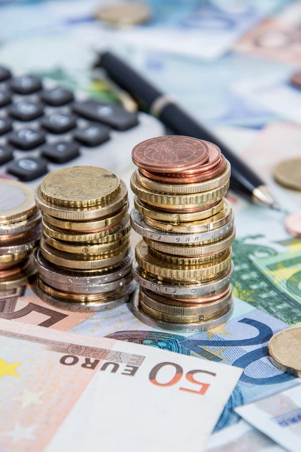 Geld-Stapel auf Rechnungen stockfoto. Bild von gewinn - 27741134