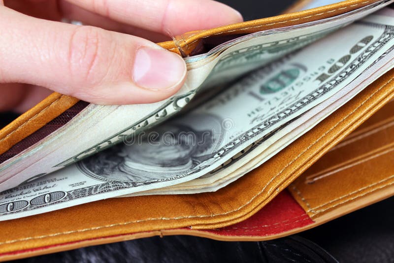 Frau, Die Geld Aus Ihrem Geldbeutel Heraus Nimmt Stockfoto - Bild von ...