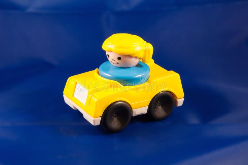 Gele Auto Blonde Bestuurder Stock Afbeelding - Image of gebruikt, spel ...